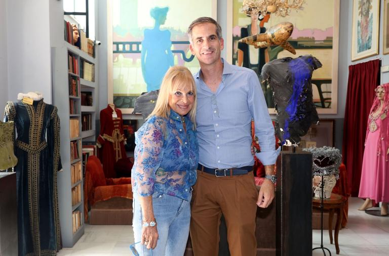 Η Άννα Φόνσου με τζιν και πλατφόρμες εμπνέει στιλιστικά τις γυναίκες άνω των 60 | BOVARY